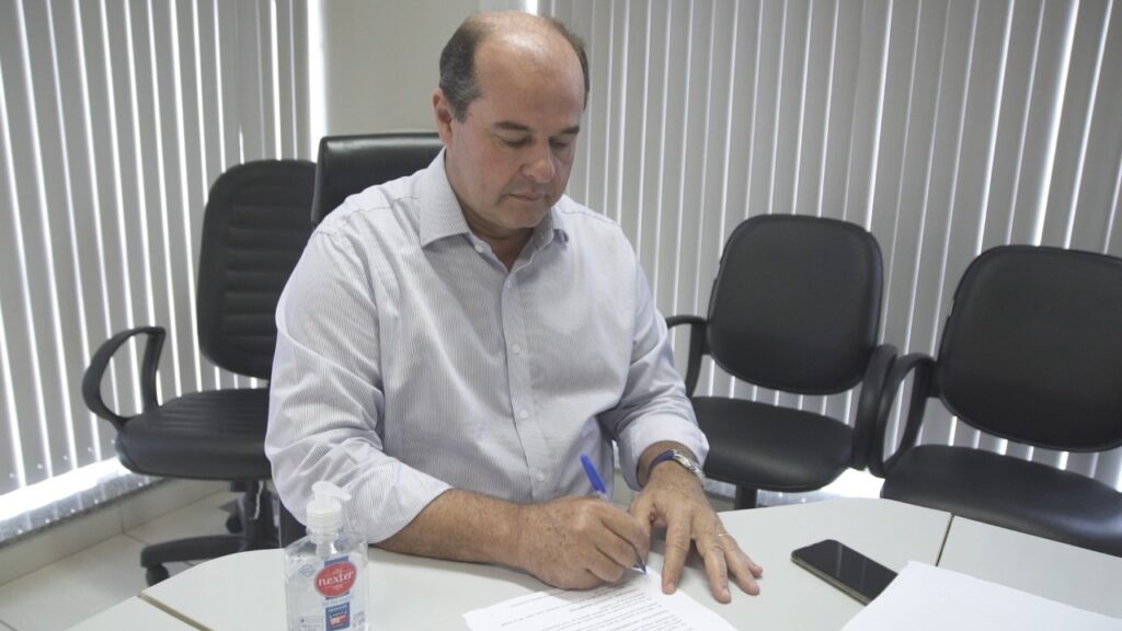 Prefeitura de Valadares Terá Que Exonerar Servidores Comissionados - O ...